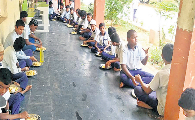 ఆహా ఏమి రుచి..! | Jagananna Gorumudda Scheme 2022 Changed Mid Day Meal ...