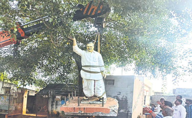 ఇప్పటంలో వైఎస్సార్‌ విగ్రహం తరలింపు | YSR statue is being moved now At ...