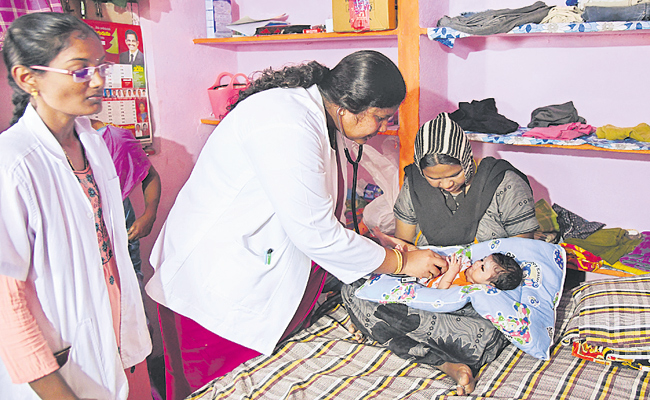 Family Doctor: పల్లె తలుపు తట్టి.. ప్రజల నాడి పట్టి.. | Best medicine ...