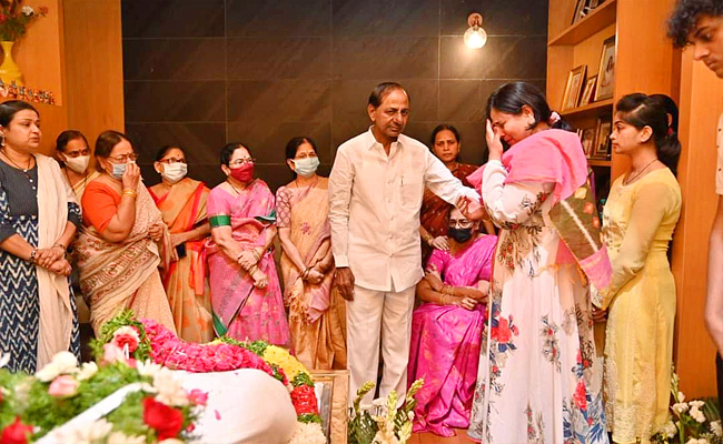 వియ్యంపుడి మృతి.. కోడలిని ఓదార్చిన కేసీఆర్‌ | KCR Consoles Daughter In ...