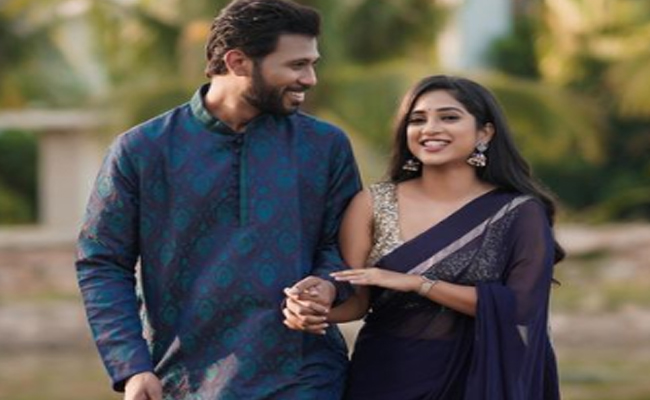 Singer Satya Yamini Introduced her Fiance, Photos Goes Viral - Sakshi