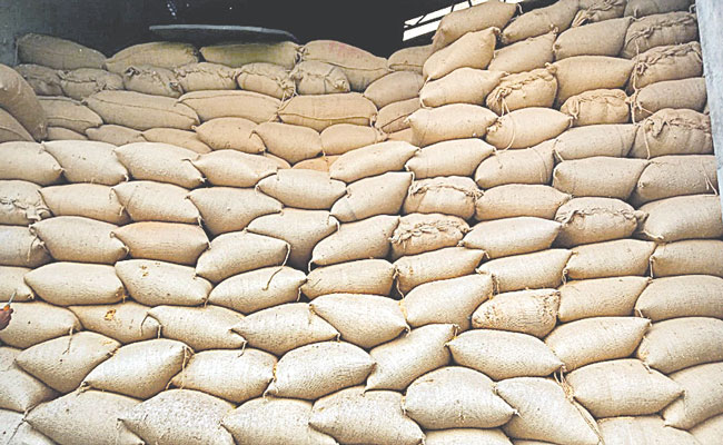 మిల్లుల్లోనే కోటి మెట్రిక్‌ టన్నులు! | 3 Thousand Rice Mills Are Full ...