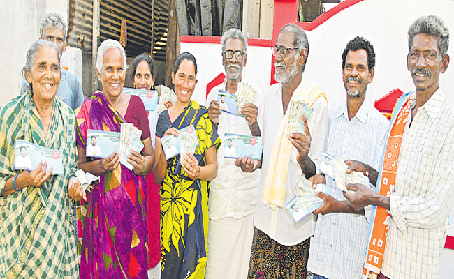 AP: పండుగలా పింఛన్ల పంపిణీ.. ఊరూ వాడా సంబరం | Beneficiaries happy over ...