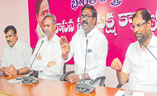బండి సంజయ్‌కు ‘కంటి వెలుగు’ పరీక్షలు అవసరం | Telangana: Minister ...