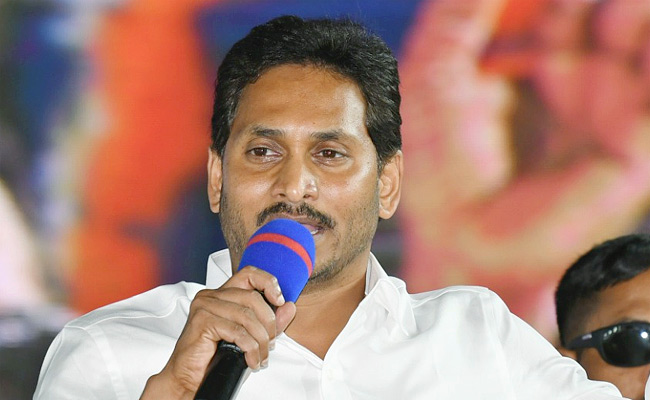AP CM YS Jagan Slams CBN At Rajahmundry YSR Pension Kanuka Meeting - Sakshi