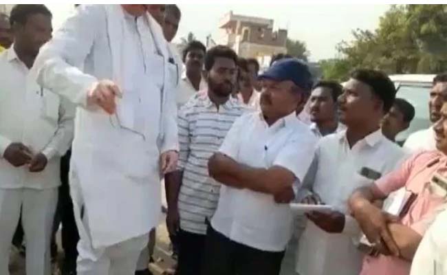 ఇడియట్స్‌ అని తిడుతూ..సహనం కోల్పోయిన ఎమ్మెల్యే | JDS MLA Smashed ...