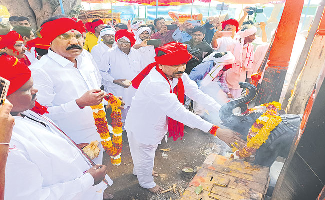 నూనె తాగి.. మొక్కు తీర్చి | Khandev Fair Started With Grandeur In Adilabad District | Sakshi