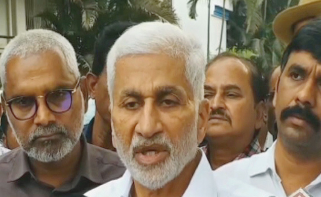 Taraka Ratna Health: MP Vijayasai Reddy Visited Taraka Ratna At Bangalore Hospital - Sakshi