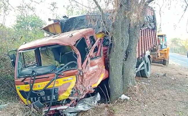 Four Dead In Ranga Reddy District Road Accident At Tummalur Gate - Sakshi