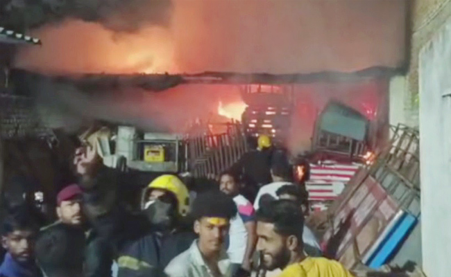 Hyderabad: పాతబస్తీలో భారీ అగ్ని ప్రమాదం | Fire Accident Godown At ...