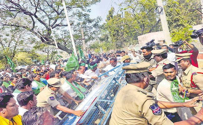 ఉట్నూర్‌ ఐటీడీఏకి ‘తుడుందెబ్బ’ | Adilabad: Tension Prevails In Utnoor ...