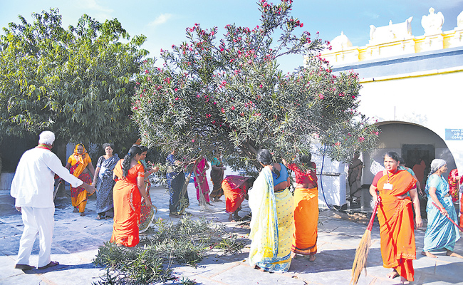 మనసే దేవాలయం | Sivakumar Reddy and his team Cleaning temples on ...