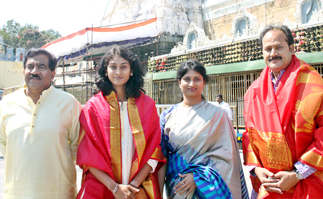 Women Cricketer Pranavi Chandra Visit Tirumala Tirupati - Sakshi