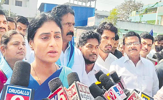 YS Sharmila: ఆ హామీలేవీ నెరవేర్చలేదు | YSRTP Chief YS Sharmila fires on Telangana CM KCR | Sakshi