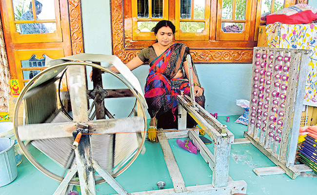కళల కలనేత.. చేనేత | Growing popularity of handloom textiles | Sakshi
