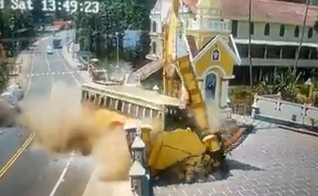 Video: KSRTC Bus Collides With Car, Crashes Into Church Wall In Kerala ...