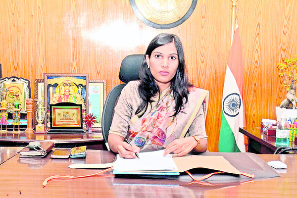 వరంగల్ కలెక్టర్‌గా బాధ్యతలు చేపట్టిన ప్రావీణ్య | Pravinya takes charge ...