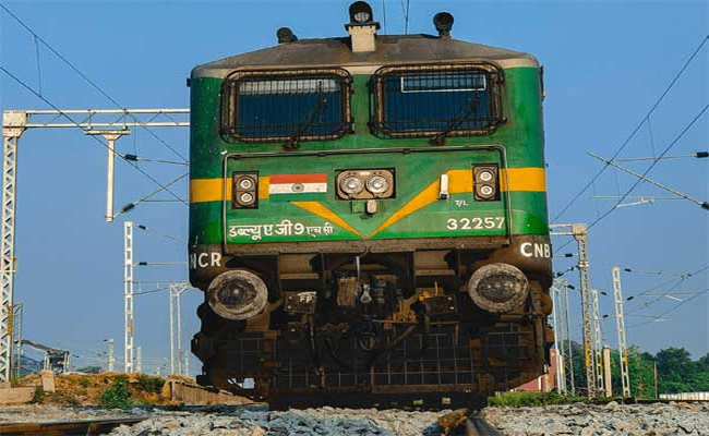Indian Railways Shocker: Drunk TTE urinates on women in train - Sakshi