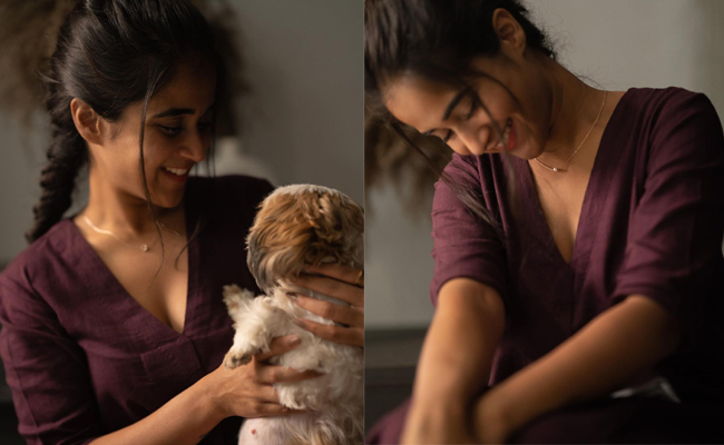 Deepthi Sunaina Fall In love With Learning, Cute Pics Goes Viral On ...