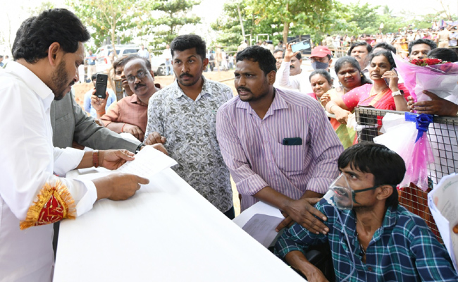CM YS Jagan: నేనున్నానని.. మీకేం కాదని | CM YS Jagan Promises Victims Of Health Issues | Sakshi