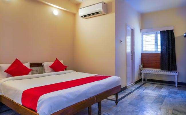 కేపీహెచ్‌బీలో ఓయో రూమ్⁬లపై పోలీసుల దాడులు.. | Police Raid Oyo Rooms ...