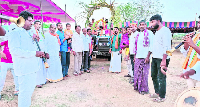ఎదుర్కోలు.. | - | Sakshi