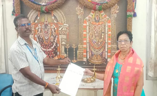 టీటీడీకి కోటి విరాళం | Vadlamudi Sarojini Donated One Crore Rupees To ...