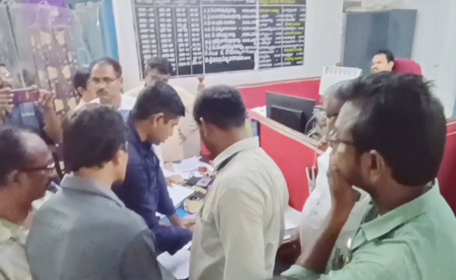 ACB sudden raid at Sub-Registrar and MRO offices in AP - Sakshi