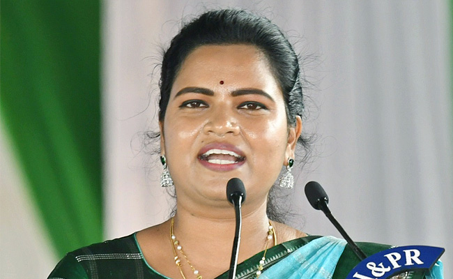 Minister Vidadala Rajini Emotional Speech About AP CM YS Jagan At Family Doctor Program - Sakshi