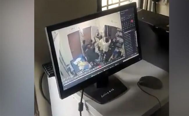 Police Station Attacks By Mob To Frees Dacoit Madhya Pradesh - Sakshi