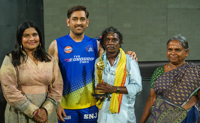 MS Dhoni gifts CSK number 7 jersey to 'The Elephant Whisperers' Bomman ...