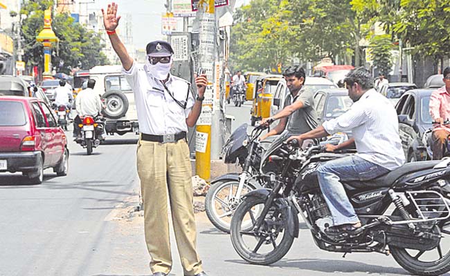 One traffic police for 4,293 vehicles in Telangana - Sakshi