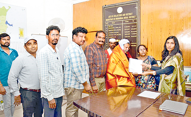 Warangal Collector Pravinya Granted Dalit Bandhu To Balagam Mogiliah ...