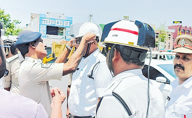 Anantapur: Traffic Police Wearing AC Helmet To Protect From Sun Heat ...