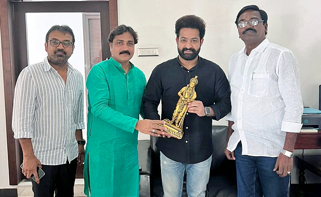 Minister Puvvada Ajay Kumar Meet Jr NTR In Hyderabad - Sakshi