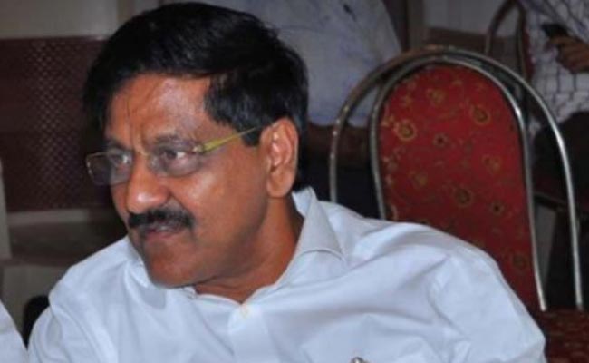 టీడీపీ మాజీ ఎమ్మెల్యేకు చుక్కలు చూపిస్తున్న ఎన్‌ఆర్‌ఐ | Tdp Ex Mla ...