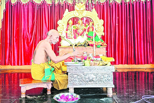రామయ్యకు వైభవంగా సువర్ణ తులసీ అర్చన | - | Sakshi