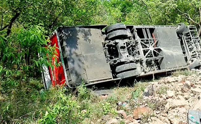 Two injured in accident on Tirumala ghat road - Sakshi