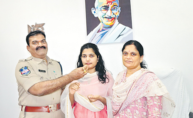 UPSC Result 2023: Narayanpet SP Daughter Uma Harathi Got All India 3rd Rank In Civils - Sakshi
