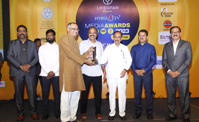 ‘సాక్షి సాగుబడి' రాంబాబు, 'సాక్షి టీవీ' కిషోర్ లకు ఉత్తమ జర్నలిస్టు ...