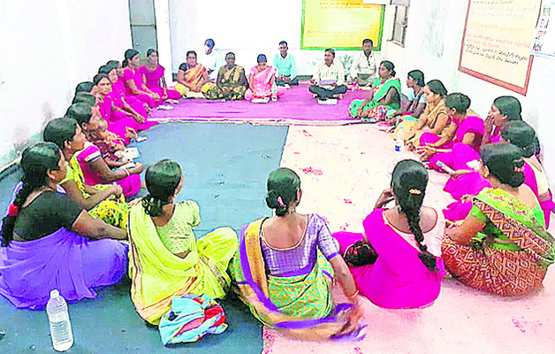 ‘అభయహస్తం’ డబ్బులేవి? | - | Sakshi