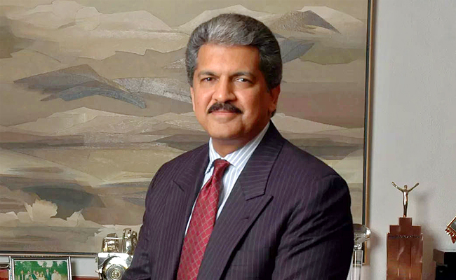 Anand Mahindra Viral Tweet A Video Of lion Encounter A Man - Sakshi