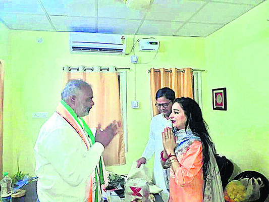 ఎంపీని కలిసిన డీసీసీ అధ్యక్షుడు బుల్లు | - | Sakshi