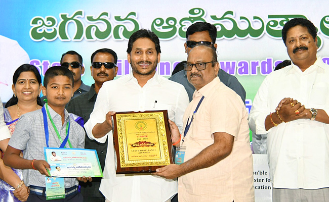 Jagananna Animutyalu: AP CM YS Jagan To Felicitate Top 68 Students From Class 10th And Inter ...
