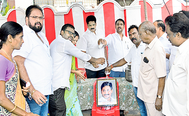 సీఎం చిత్రపటానికి విశ్వబ్రాహ్మణుల క్షీరాభిషేకం | Vishwa Brahmin ...