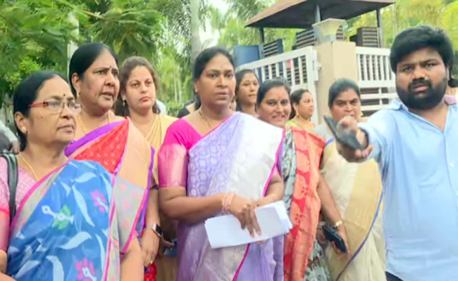 Pothula Sunitha Serious Comments On Pawan Kalyan - Sakshi