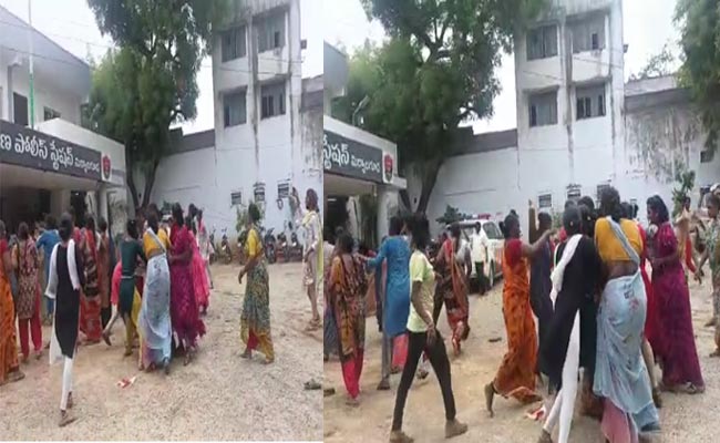 Two Hijra Group Fight At Miryalaguda Police Station, Video Viral - Sakshi