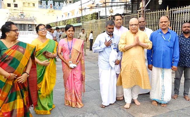 Chandrayaan-3: ISRO team at Tirupati Temple with miniature model of ...
