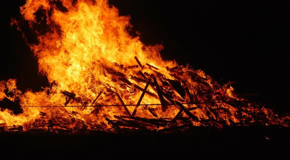 చితిలో సగం కాలిన శవాన్ని తిన్న తాగుబోతులు.. | Odisha Cannibalism Duo ...