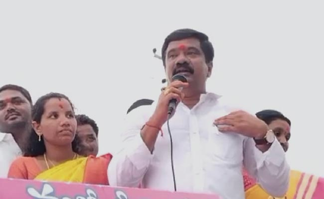 Minister Prashanth Reddy Expressed His Grief in Balkonda - Sakshi
